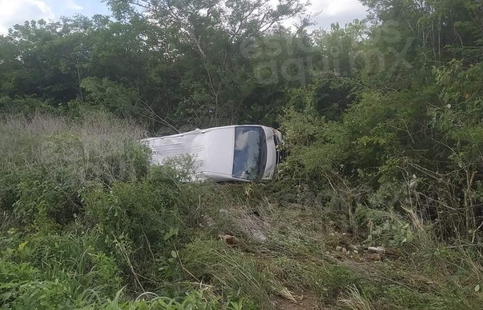 Vuelca al estallarle llanta en la Mérida- Peto - EstamosAquí MX